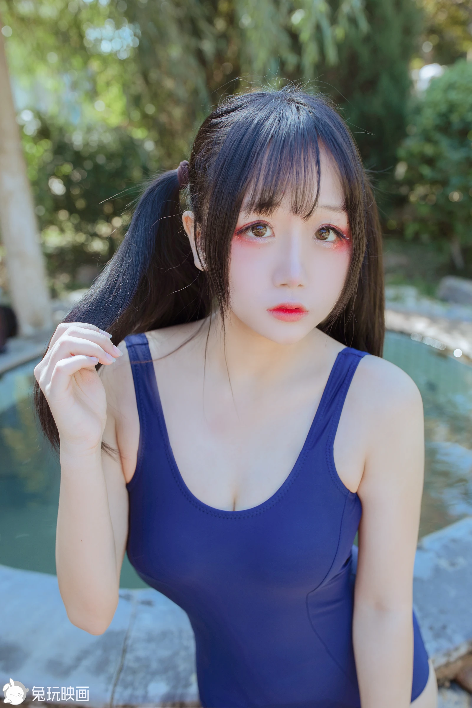 兔玩映画 Vol.044：蓝发双马尾少女的午后泳装幻想 - 温泉白丝美图赏